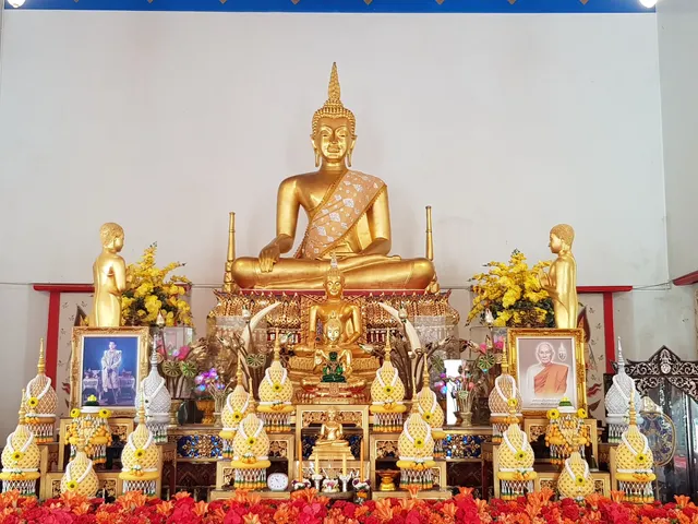 Wat Nakhon Sawan Phra Aram Luang - reviews,open hours,photo spots ...
